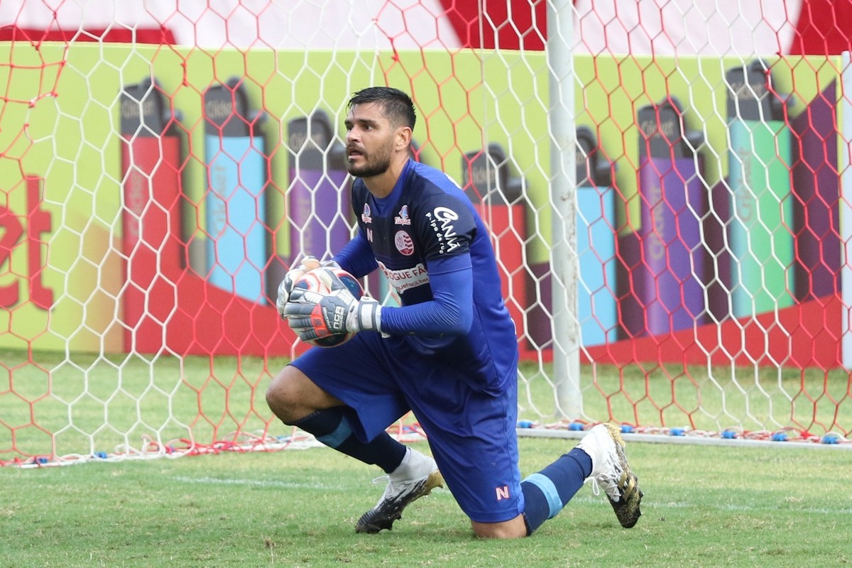 Alex Alves agrada a técnico e sai na frente de Jefferson para ser ...
