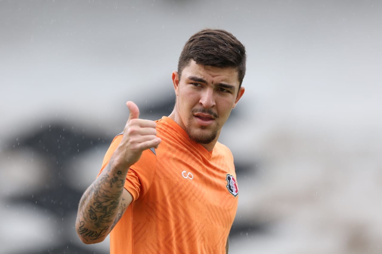 Charles, do Santa Cruz, acerta com o Vilafranquense-POR | Ge