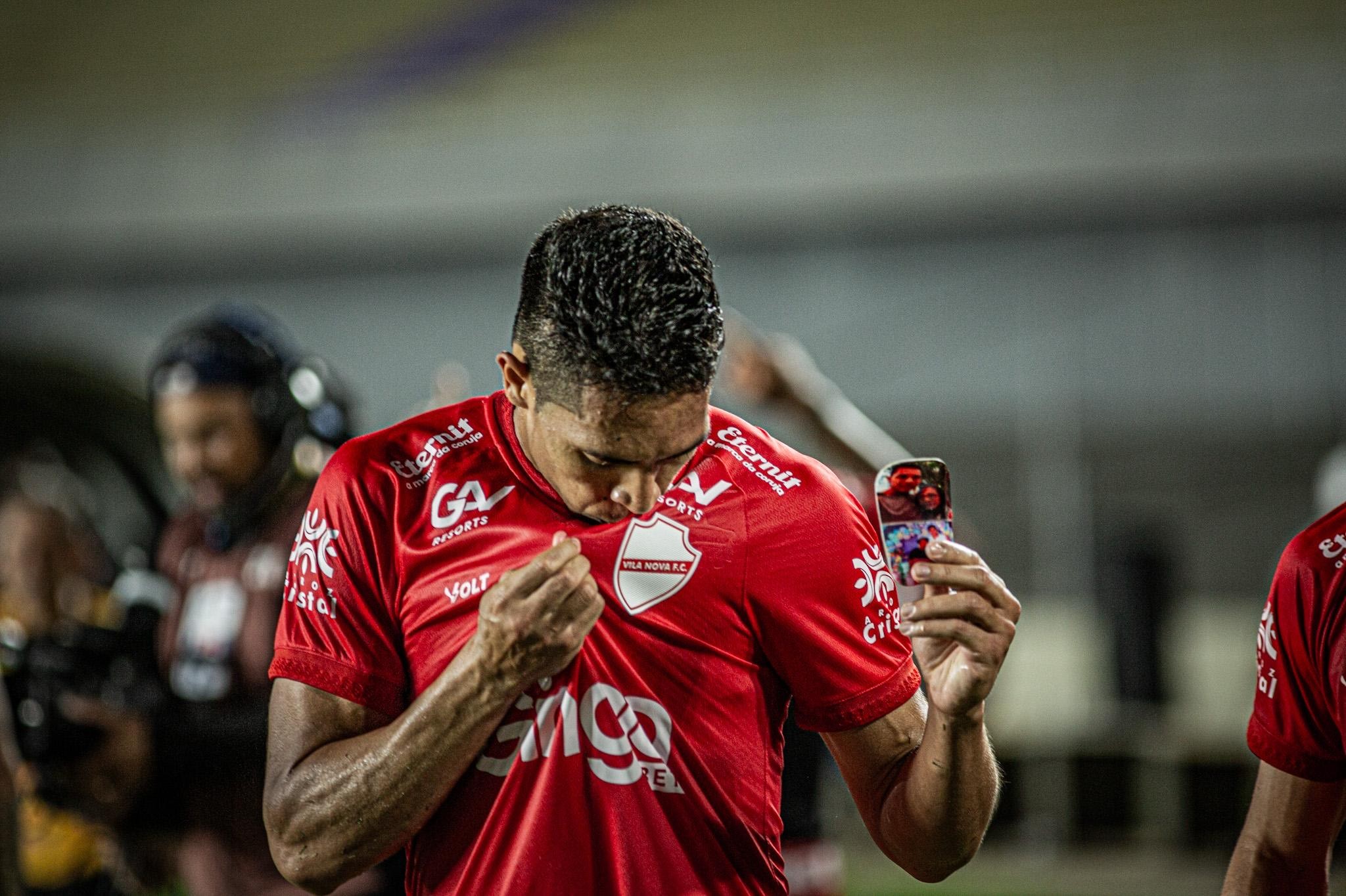 Igor Henrique exibe troféu de campeão e comemora título do Vila Nova