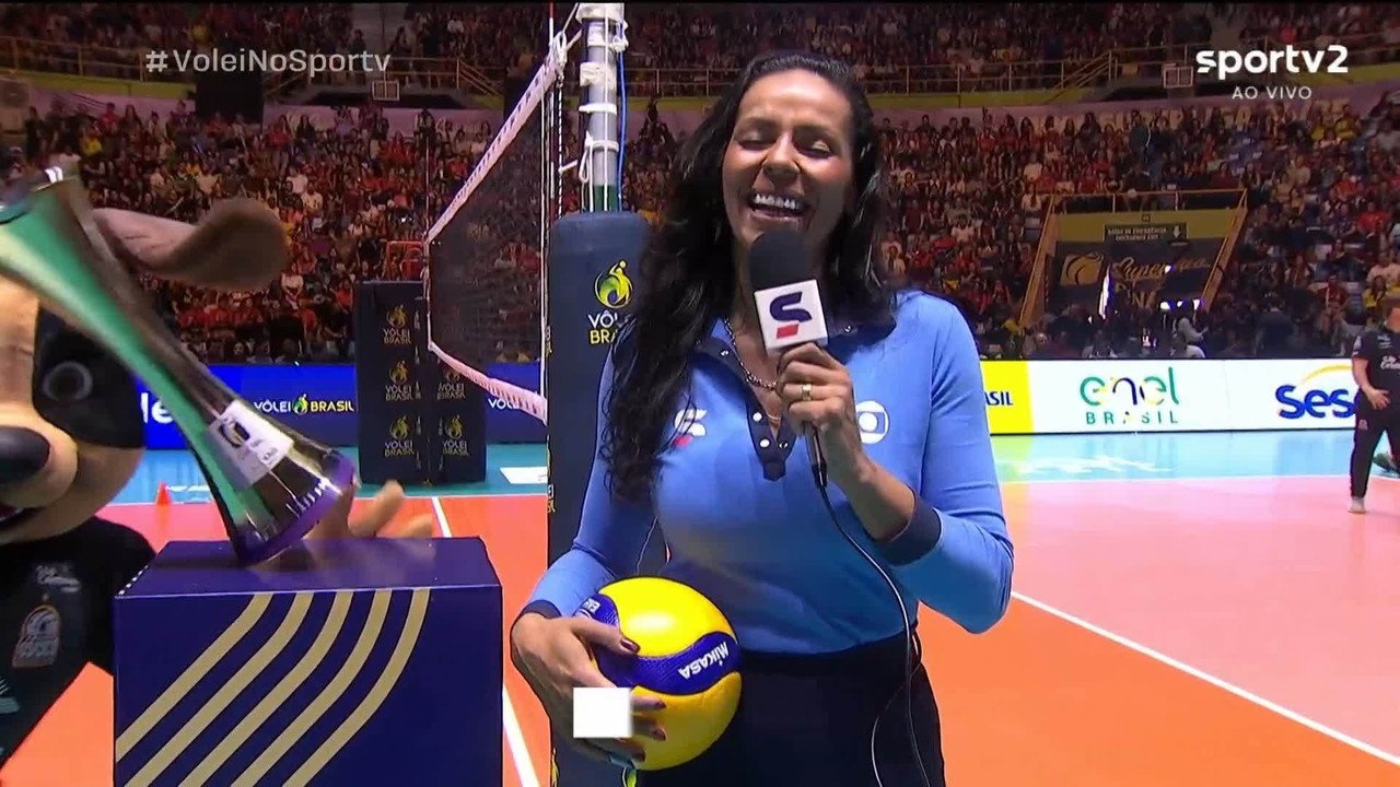 Mascote quase derruba troféu da Superliga; veja vídeo