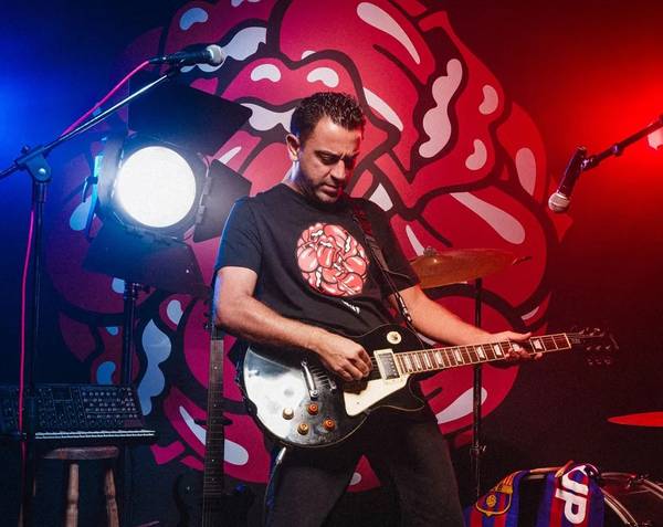 Xavi Jagger? Barcelona faz ensaio com uniforme especial dos Rolling ...