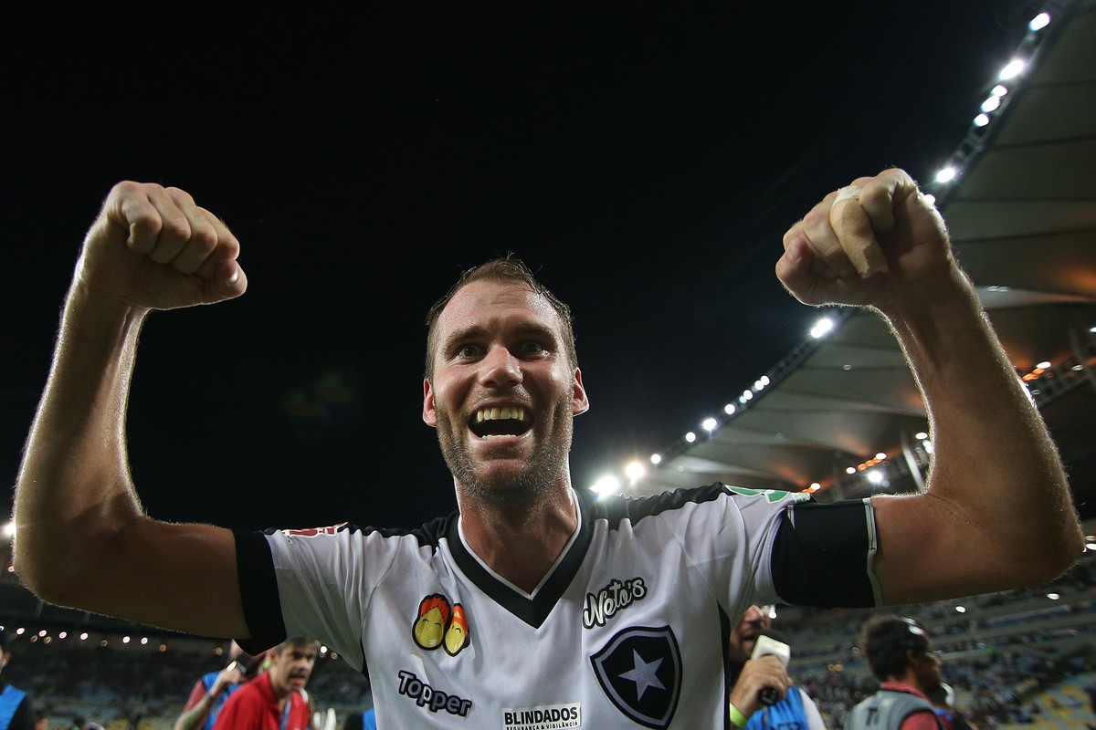 Carli completa 100 jogos pelo Botafogo e se declara: "Senti que era ...