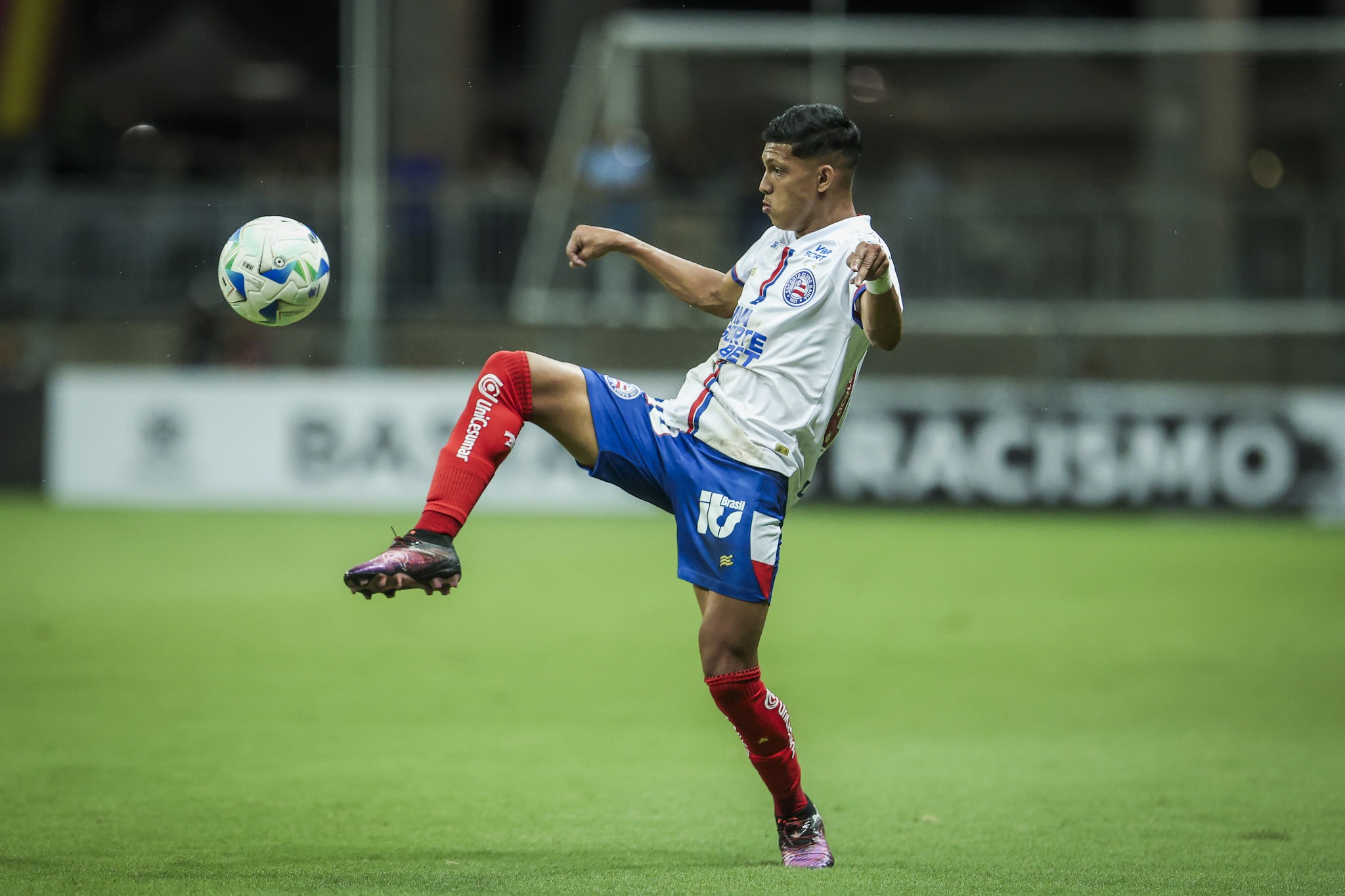 Pulga recebe terceiro amarelo e deslfaca o Bahia contra o Santos | Ge