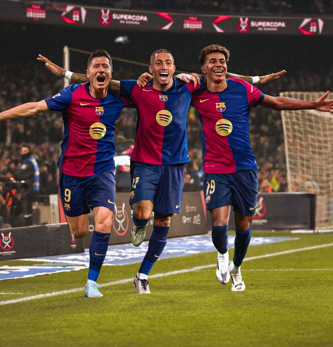 Yamal posta montagem imitando foto do Trio MSN pelo Barcelona