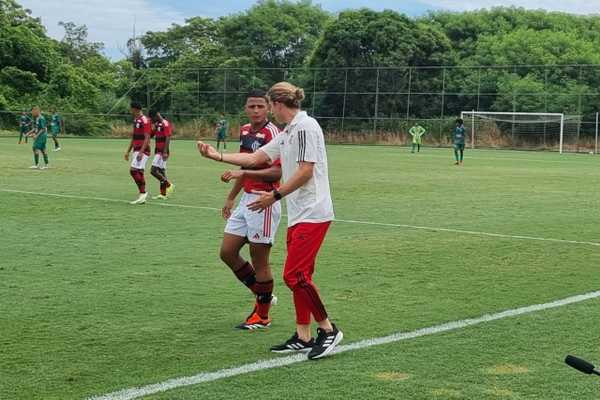 Com goleada, Filipe Luís faz estreia oficial como treinador da base do ...
