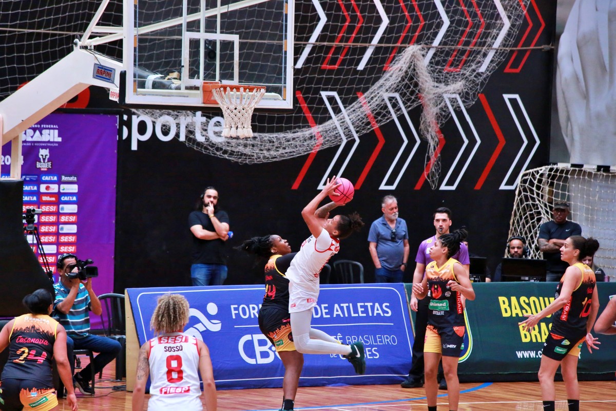 Aline Moura dá show, e Araraquara vence Campinas pela LBF | lbf 2024 | ge