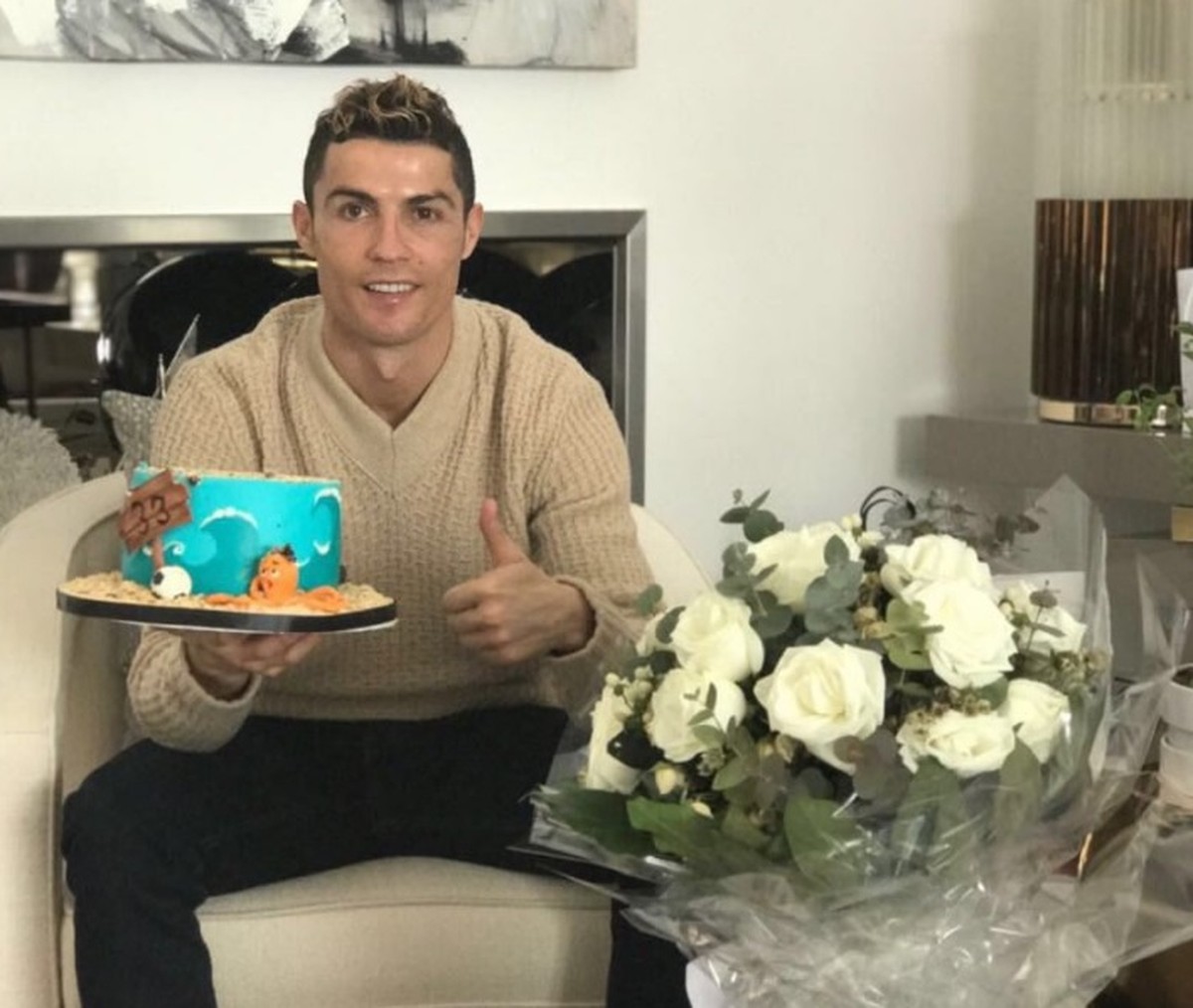 Com bolo “marítimo” e flores, Cristiano Ronaldo agradece mensagens de ...