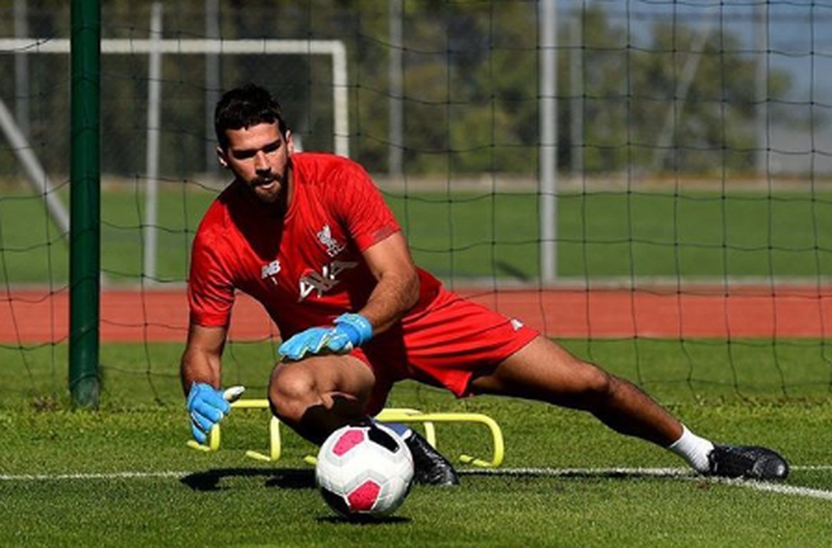 Alisson volta a treinar no Liverpool e mira mais títulos nesta ...
