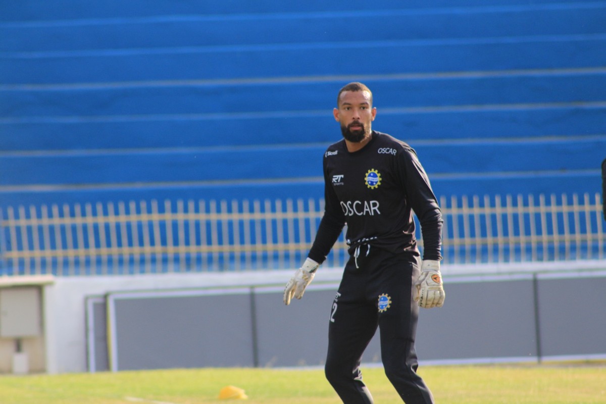 Após sete anos no Catar, Luis Augusto se firma no gol do São José e ...