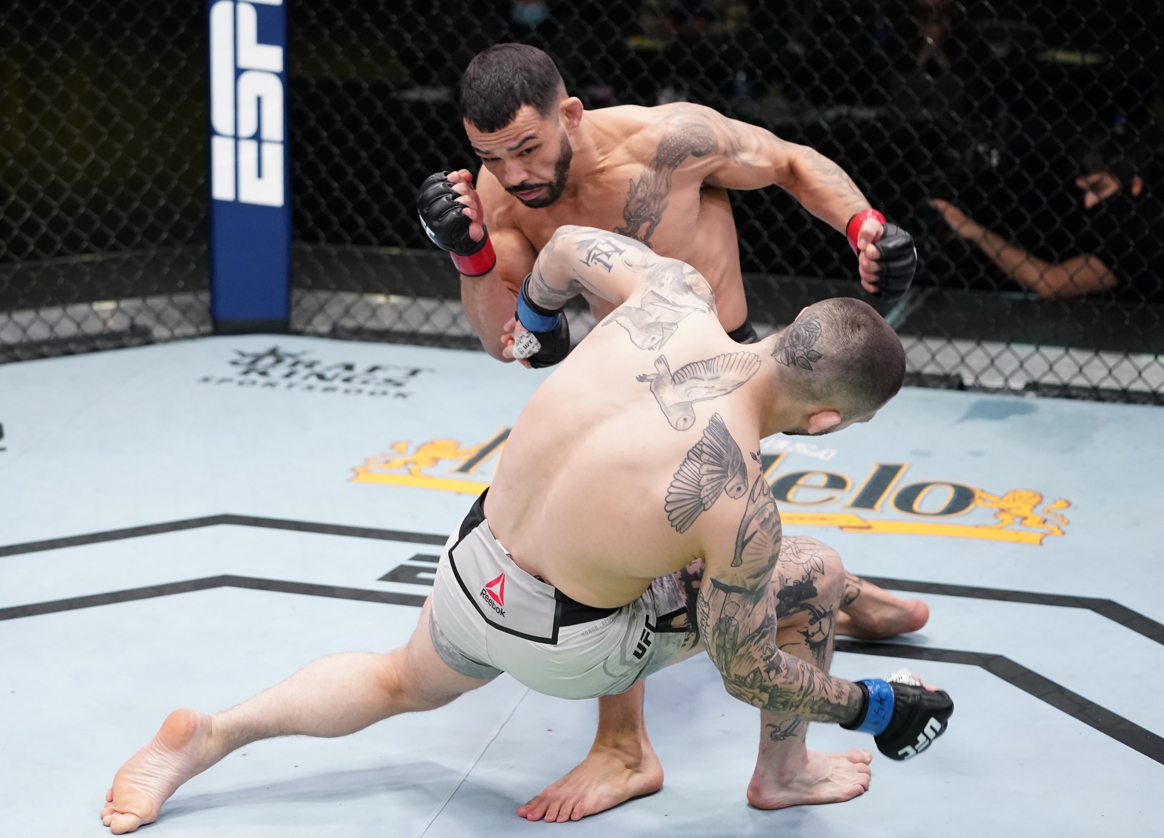 Matheus Nicolau retorna ao UFC com vitória apertada - e polêmica ...