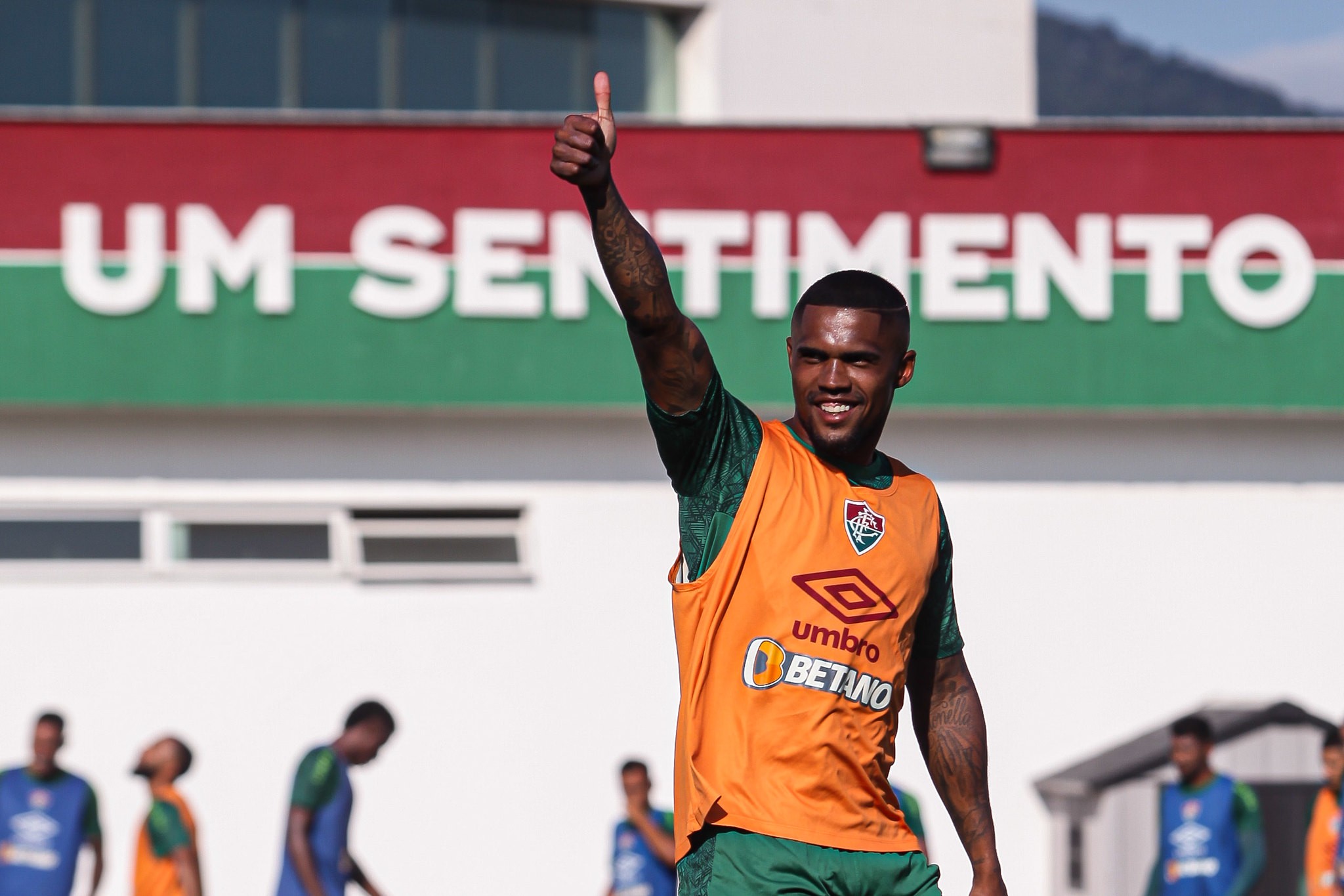 Emelec negocia para contratar Douglas Costa, ex-Grêmio e Fluminense | Ge