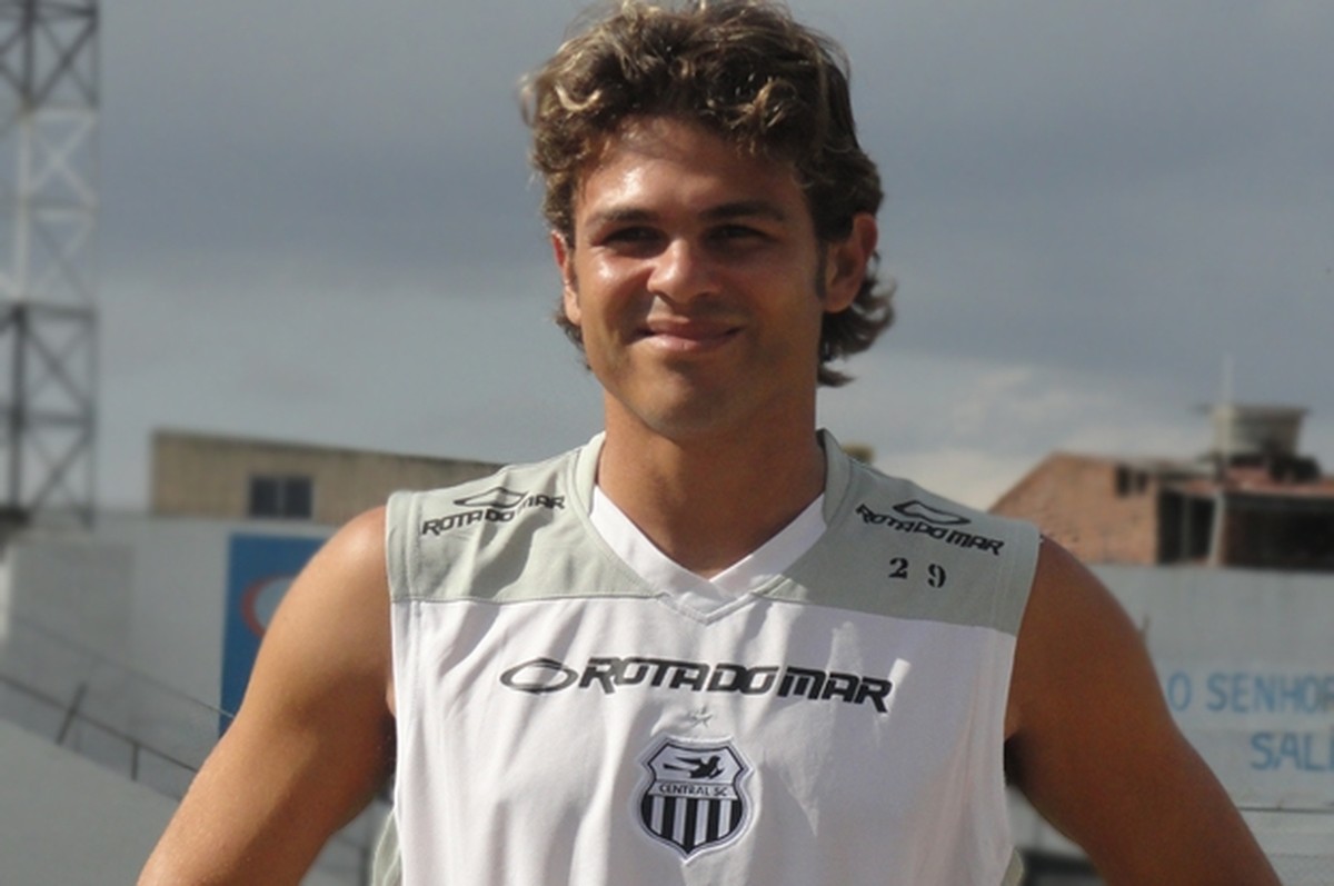 Lembra dele? Goleiro Elias está de volta ao Central para a Série D do ...