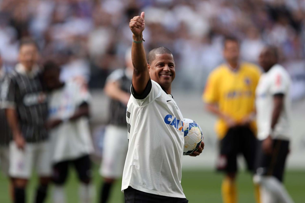 Marcelinho Carioca ensina jovens a cobrar faltas em evento no Corinthians