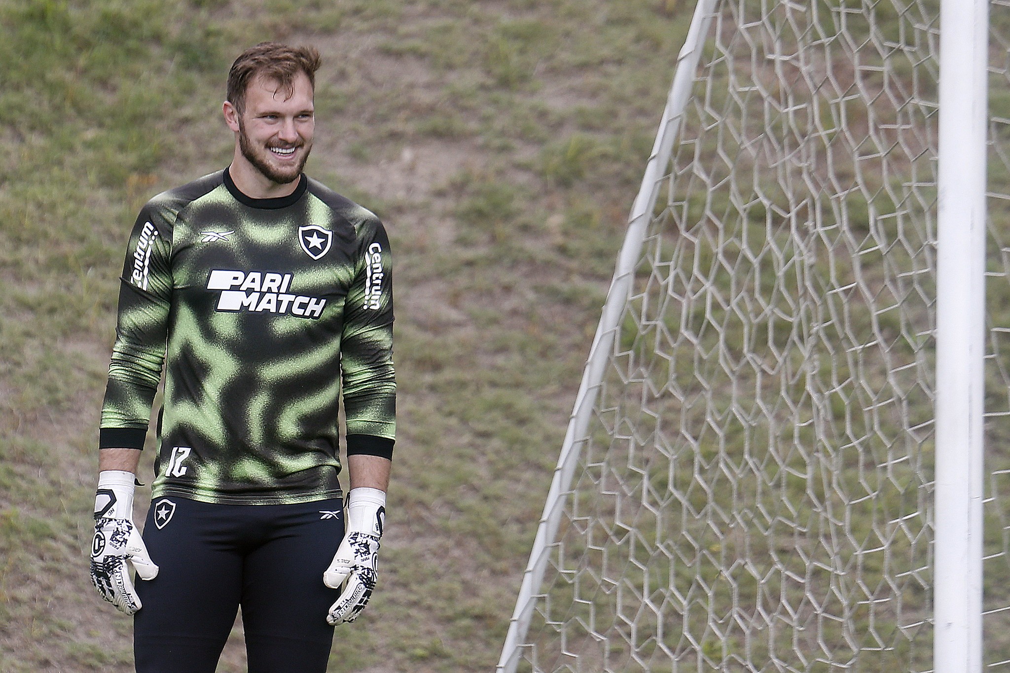Lucas Perri valoriza clima da torcida do Botafogo em treino aberto ...