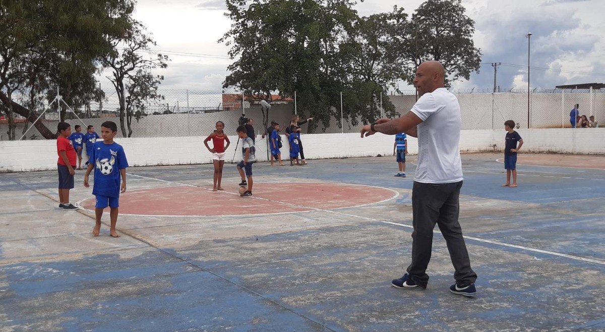 Ex-goleiro Edinho, filho de Pelé, participa de festa de natal em bairro ...