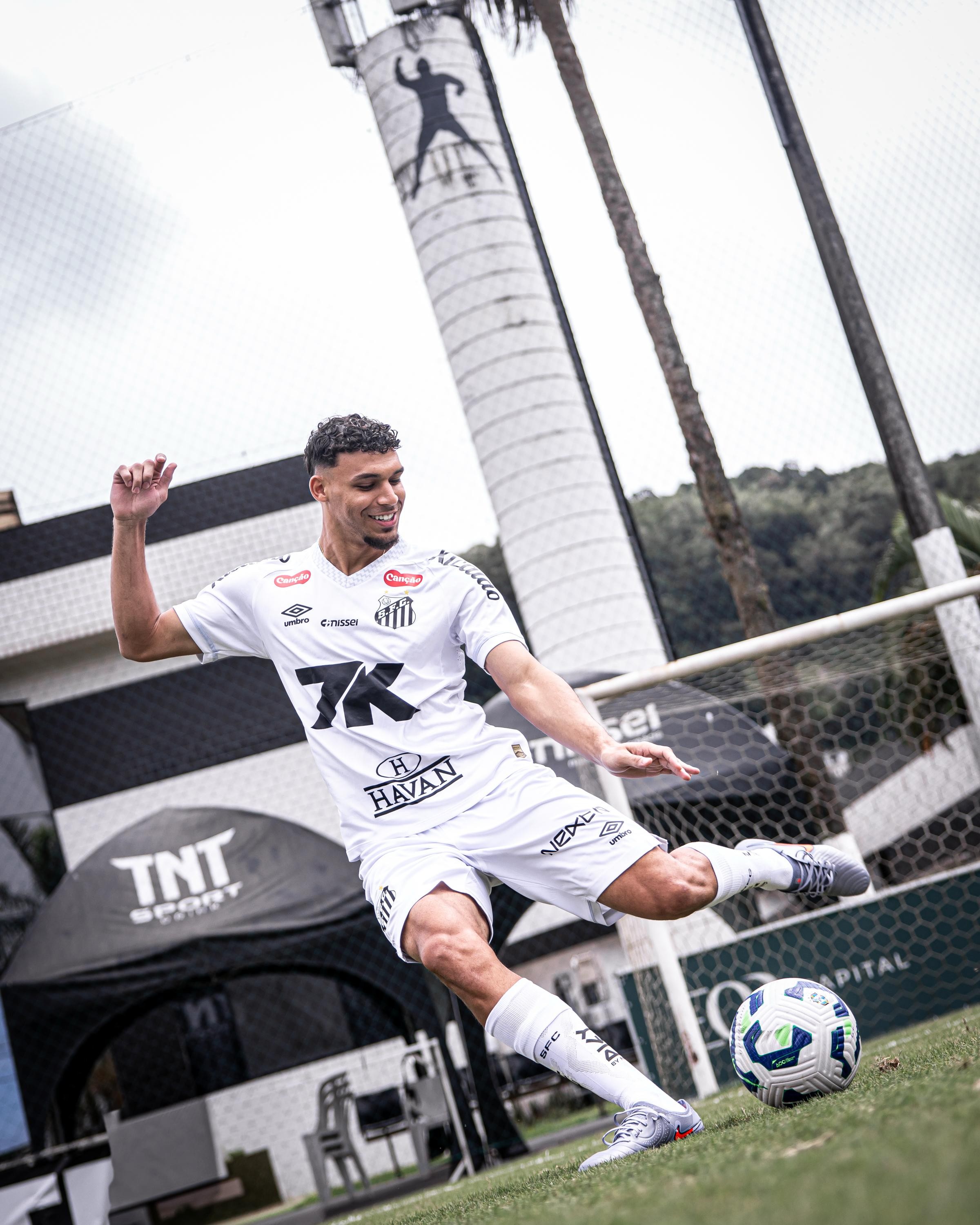 Santos anuncia contratação do meio-campista Victor Hugo | Ge