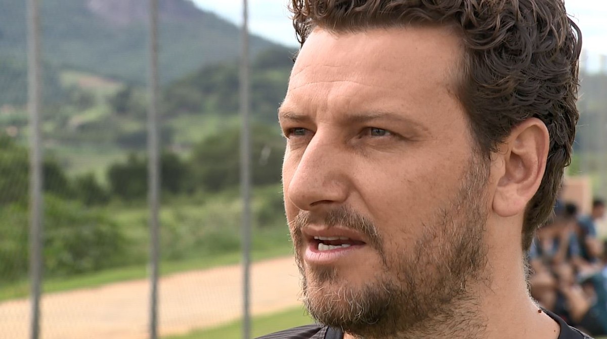 Elano comenta paralisação: "Quanto antes nos afastarmos, mais cedo ...