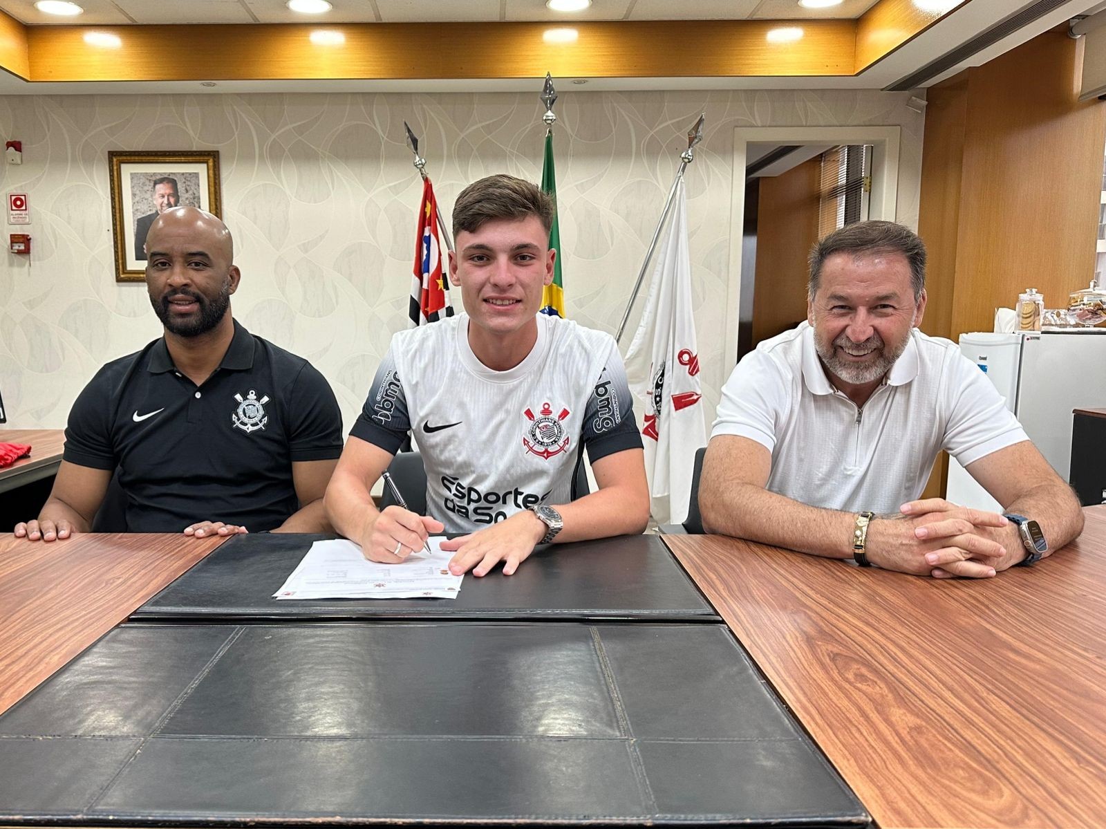 Corinthians anuncia renovação de contrato de Breno Bidon | Ge