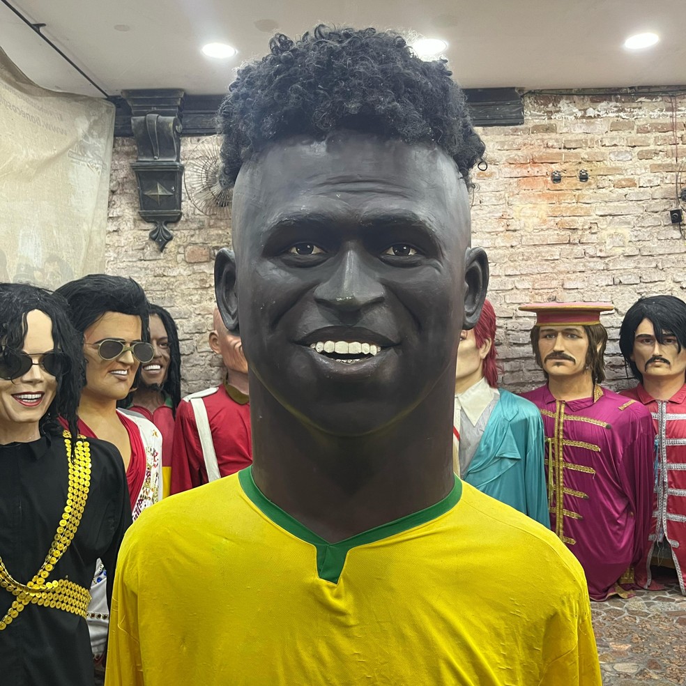 Não é só Fernanda Torres... bonecos gigantes reproduzem personalidades ...