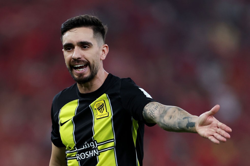 Corinthians demonstra interesse em Igor Coronado e aguarda rescisão contratual na Arábia.