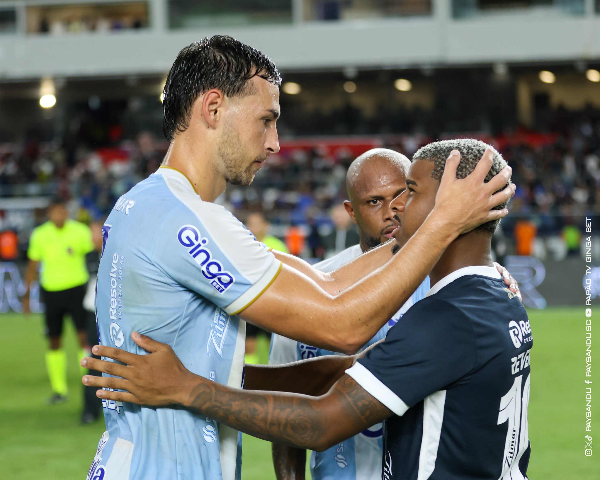 Foto do Re-Pa? Jaderson e Novillo se reencontram após choque que causou ...