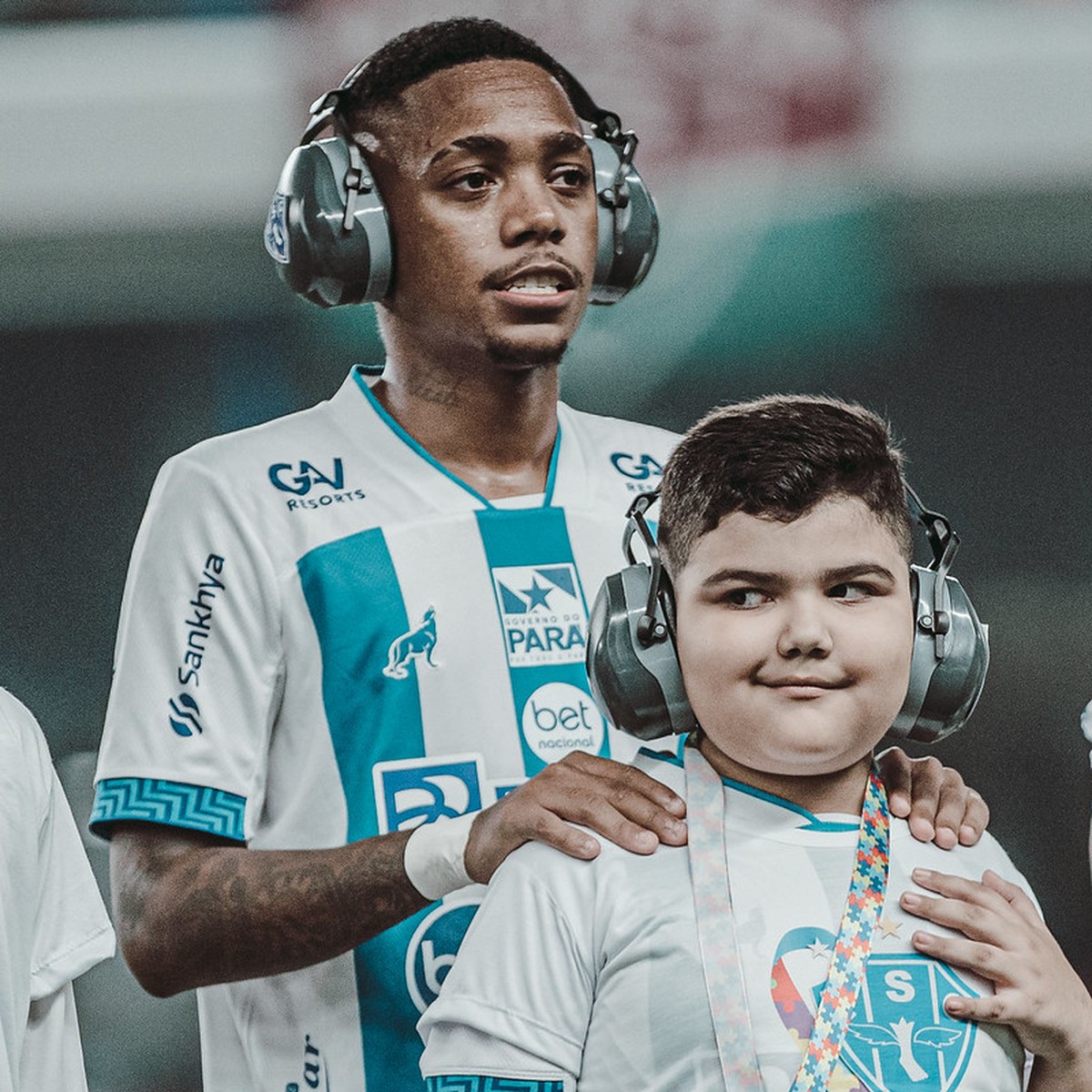 Usando fones para abafar barulho, Paysandu entra em campo com crianças ...