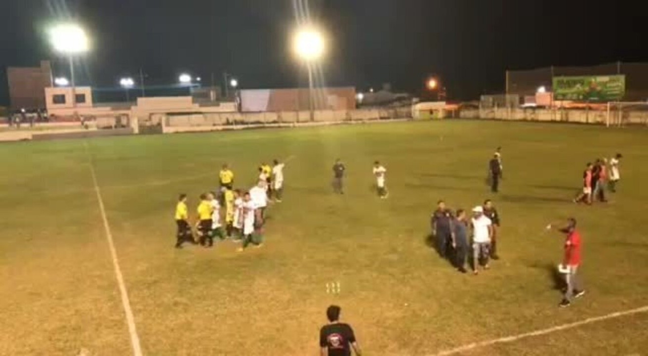 Voadora no árbitro, invasão e pedradas marcam jogo do Alagoano Sub-20 ...