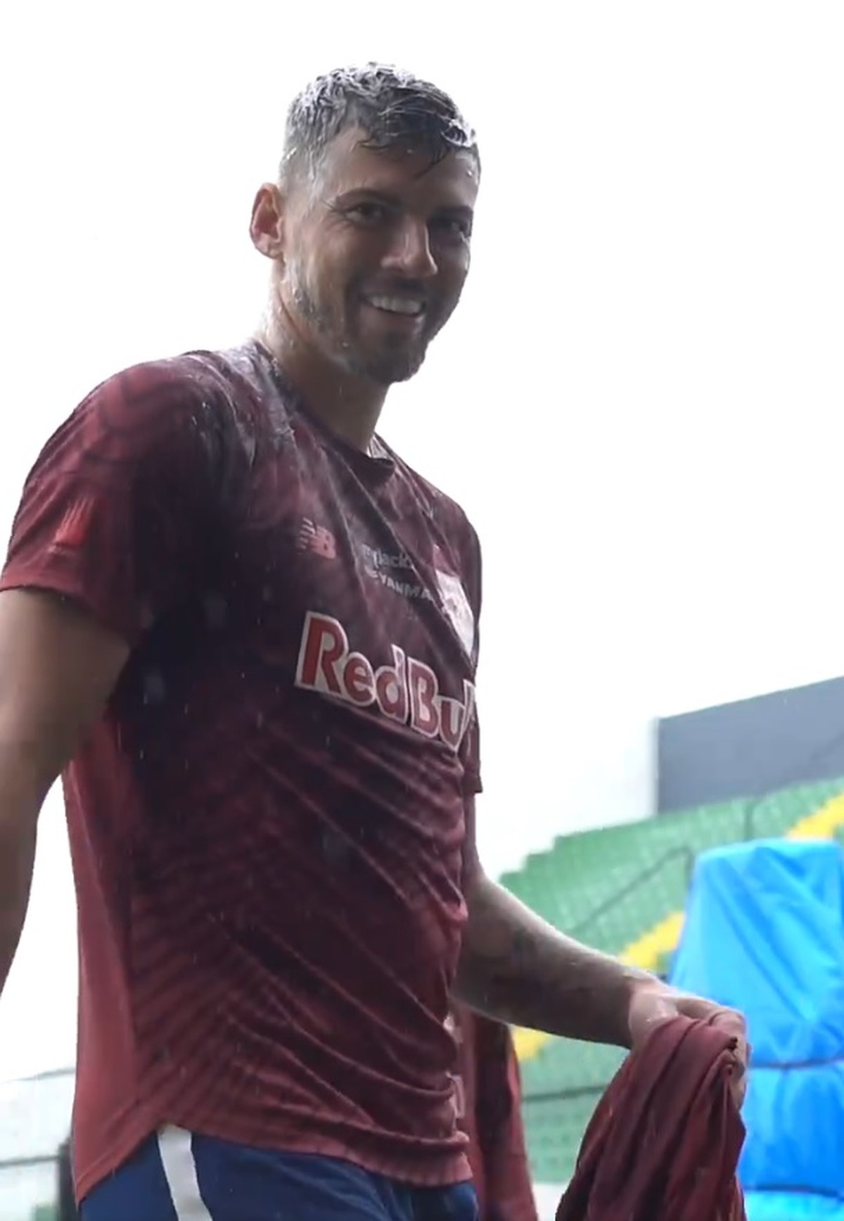 Aniversariante, Lucas Cunha leva ovada de jogadores em treino do ...