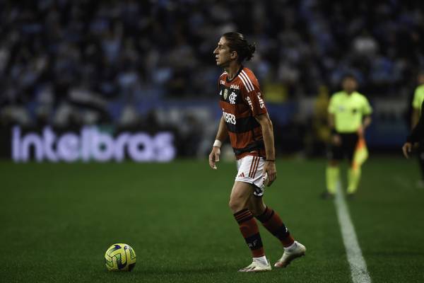 Filipe Luís volta a treinar no campo, e Flamengo se prepara para ...