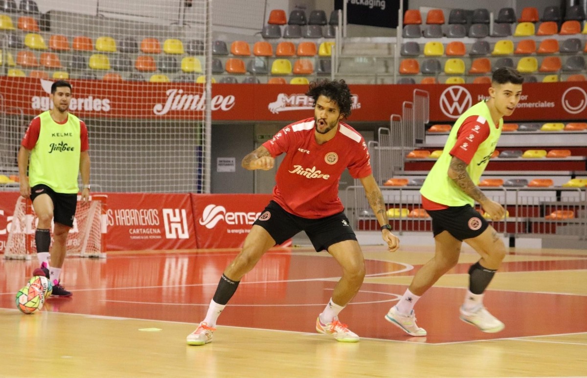 Futsal: apaixonado por livros, Lucão se divide entre quadras, leitura e ...