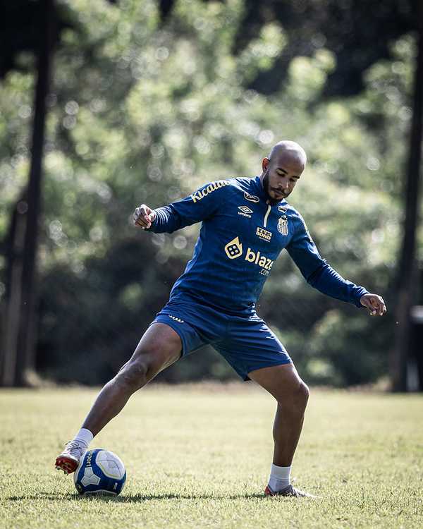 Alto custo e forma física: entenda por que o Santos cogita negociar ...