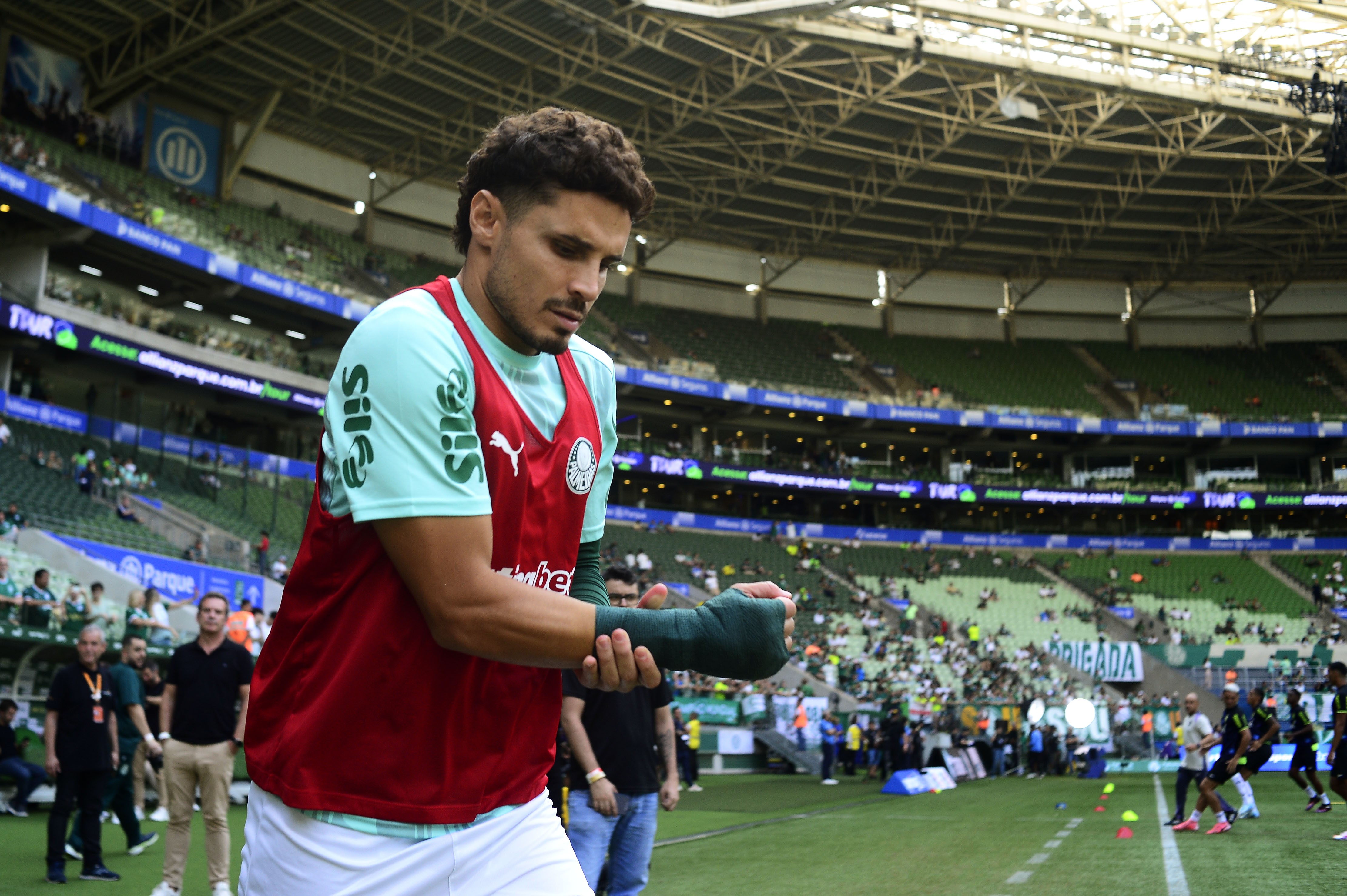 Palmeiras fecha porta para saída de Raphael Veiga e quer mantê-lo até o ...