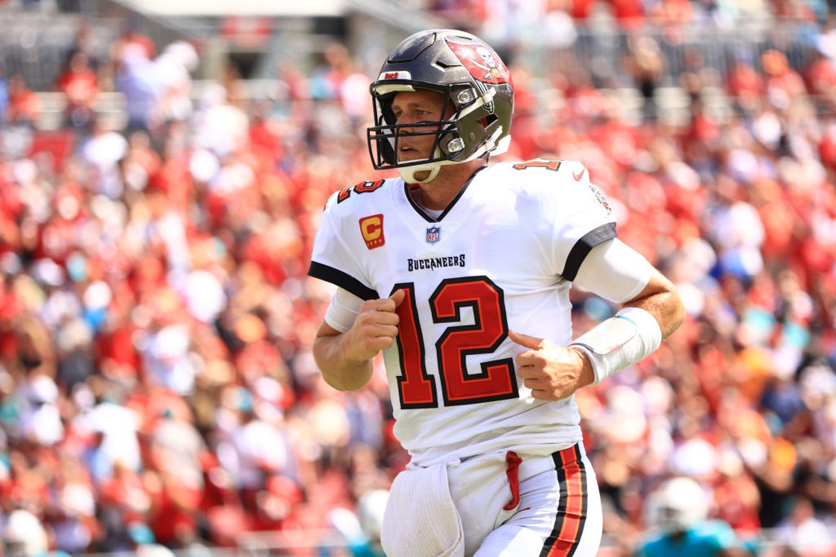 NFL: Tom Brady brilha, e Buccaneers atropelam os Dolphins | futebol ...