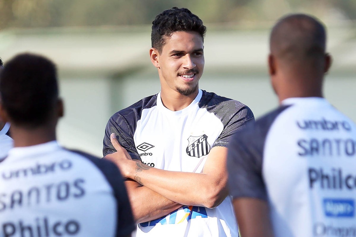 Lucas Veríssimo apresenta evolução e pode treinar com bola nos próximos ...