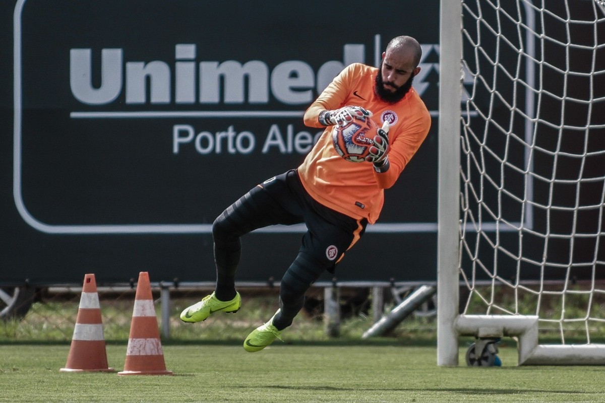 Recuperado, Danilo Fernandes volta a treinar com bola no Inter ...