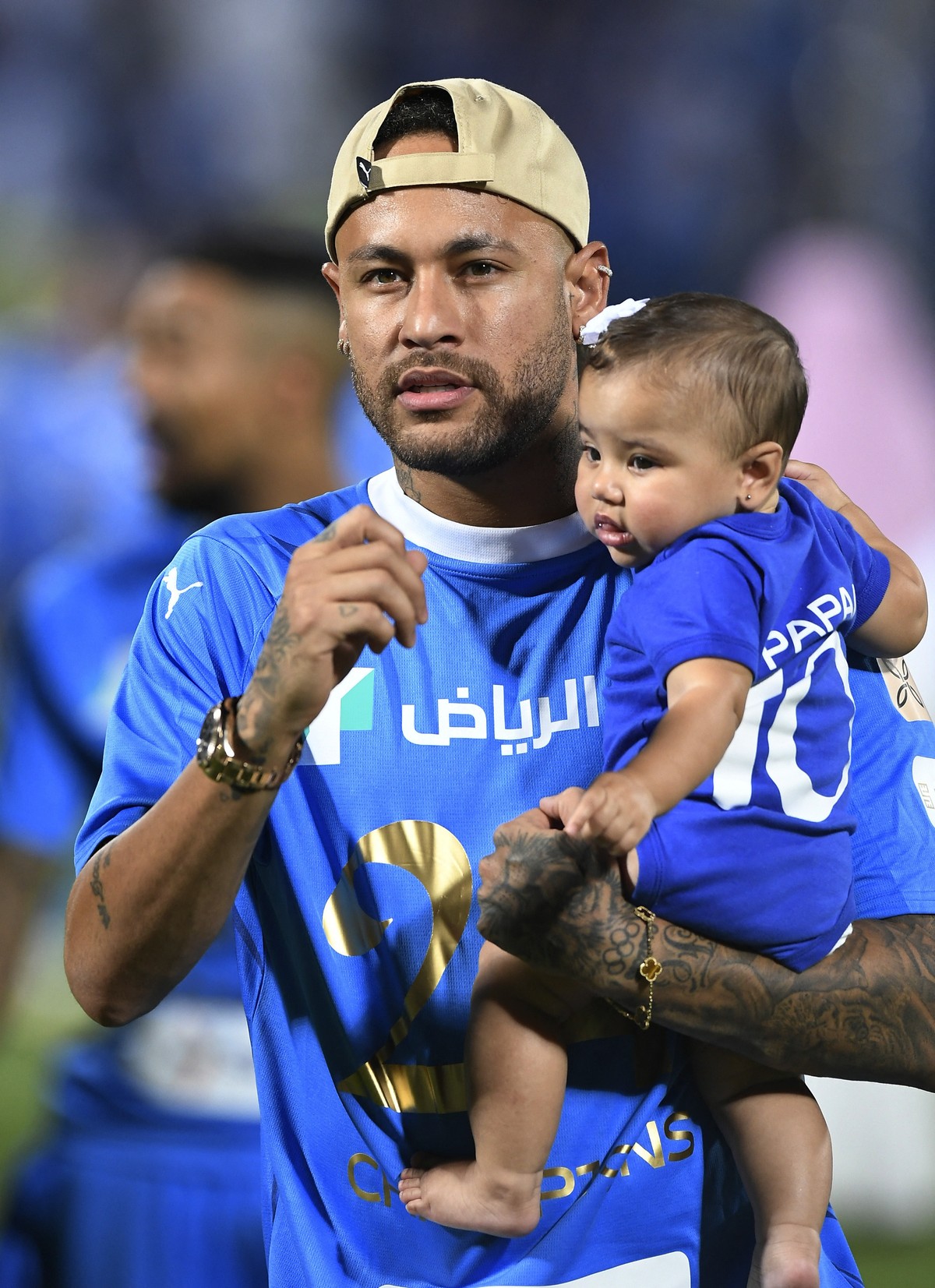 Neymar leva Mavie ao estádio e participa de festa do título do Al-Hilal ...