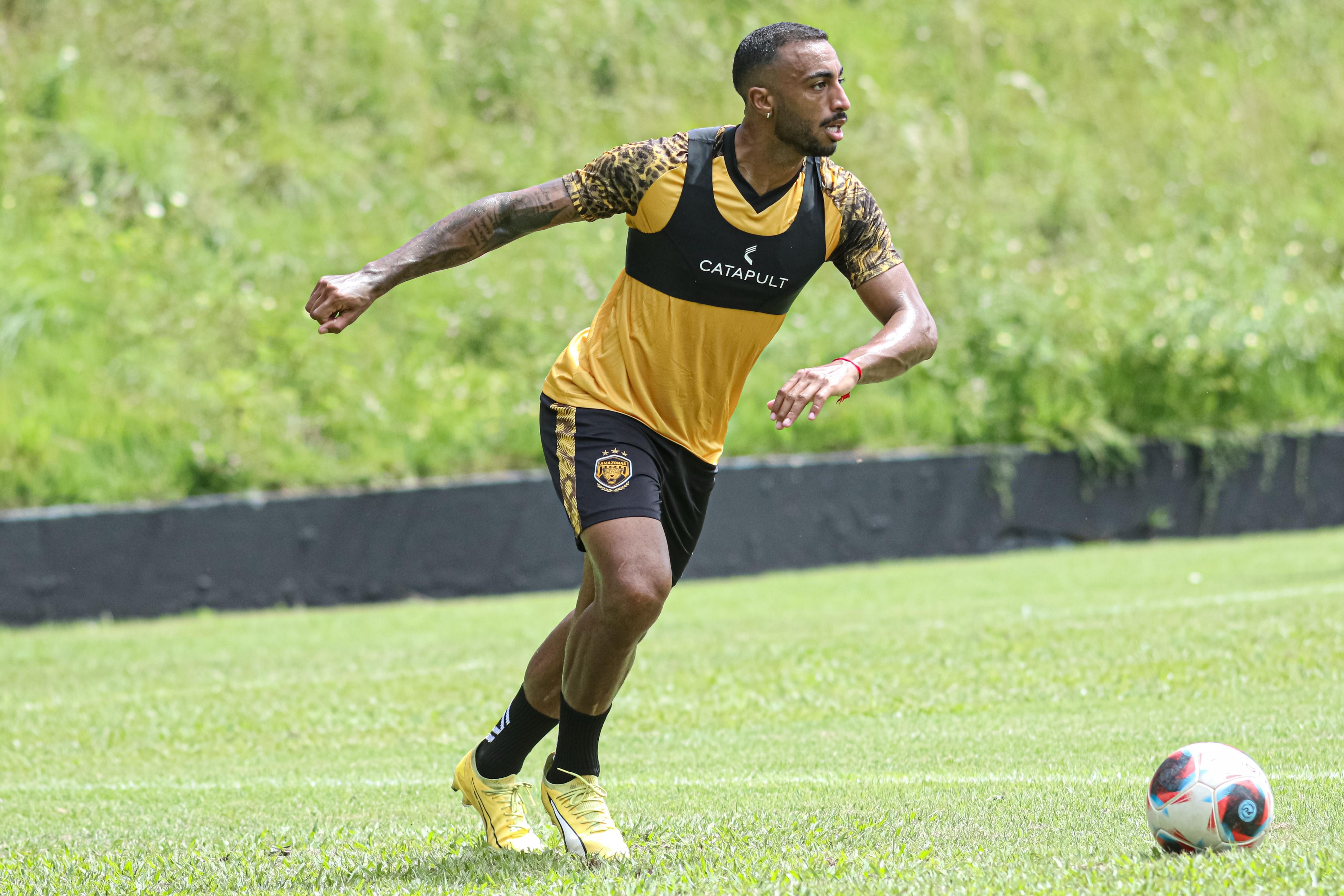 Akapo volta a treinar com bola e Kevin Ramirez deve retornar aos ...