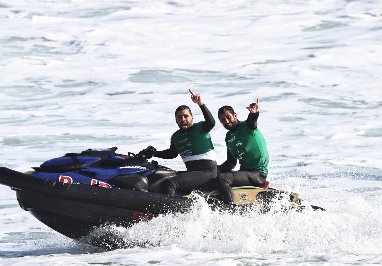 Lucas Chumbo e Pedro Scooby são campeões no Itacoatiara Big Wave | Ge