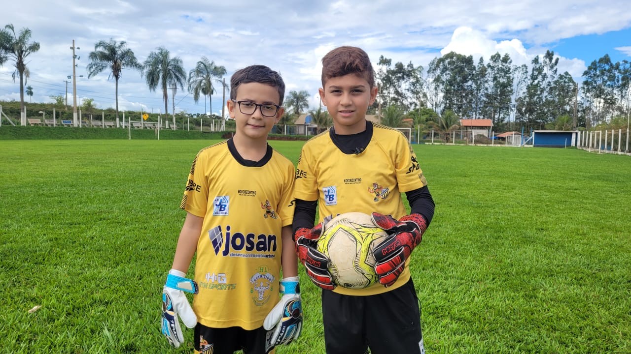 Goleiro mirim que viralizou após consolar amigo tem gesto retribuído ...