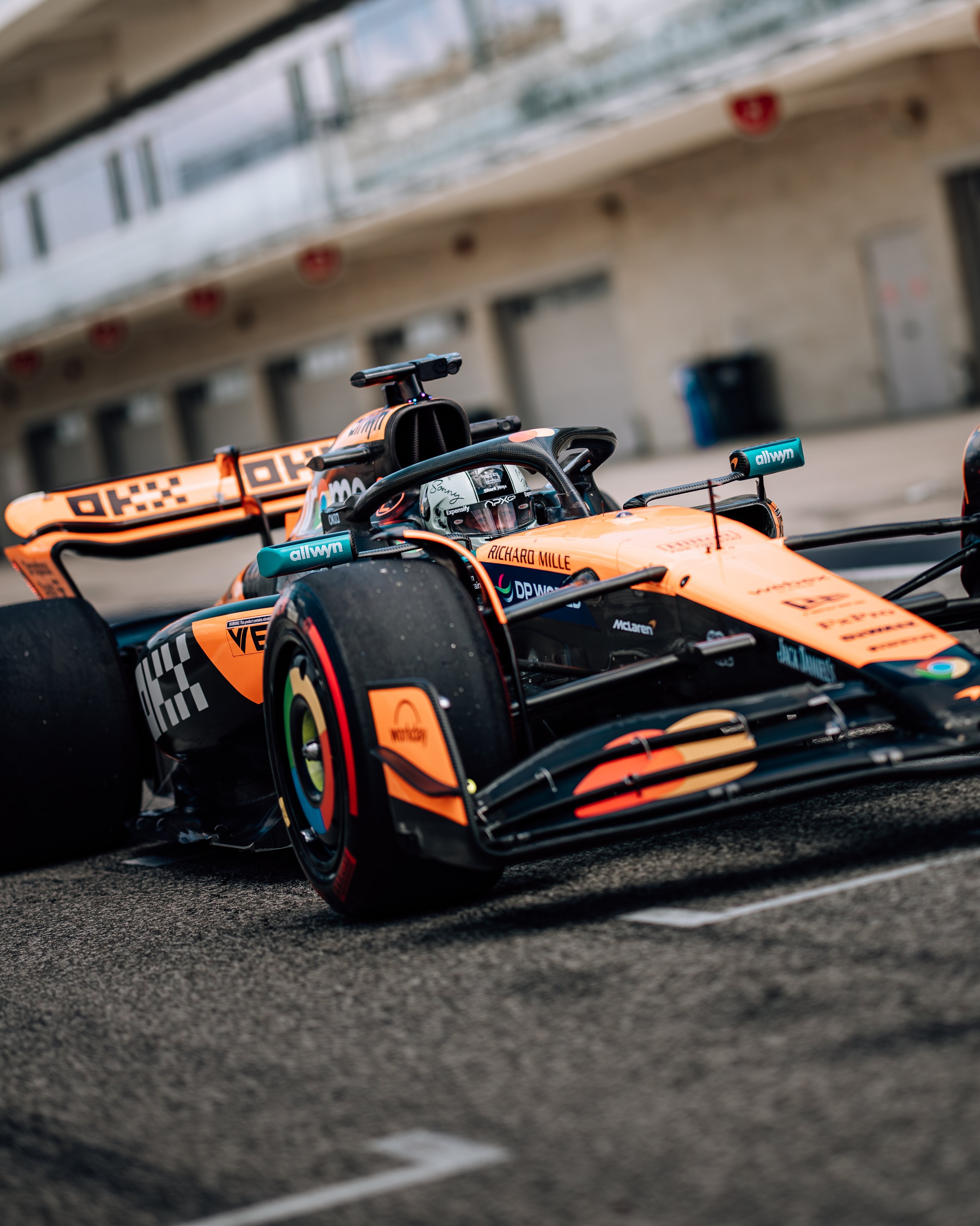 Brad Pitt acelera carro da McLaren no circuito de Austin; veja | Ge