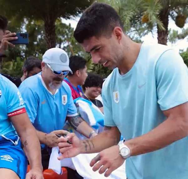 Fã pede, e Luis Suárez capricha em autógrafo para virar tatuagem; vídeo ...