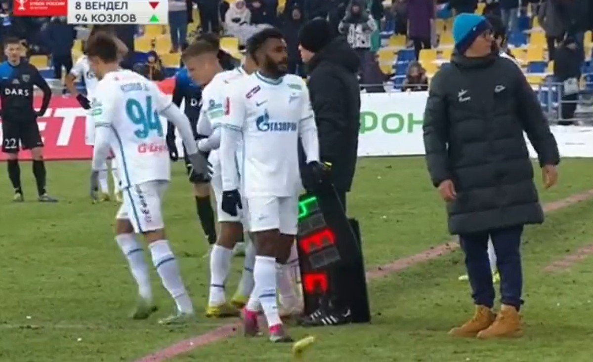 Torcida atira banana na direção do brasileiro Wendel, do Zenit, em ...