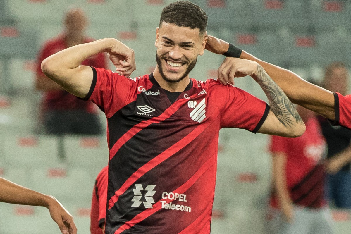 Rômulo inicia bem a temporada no Athletico e se iguala em gols com Hulk ...