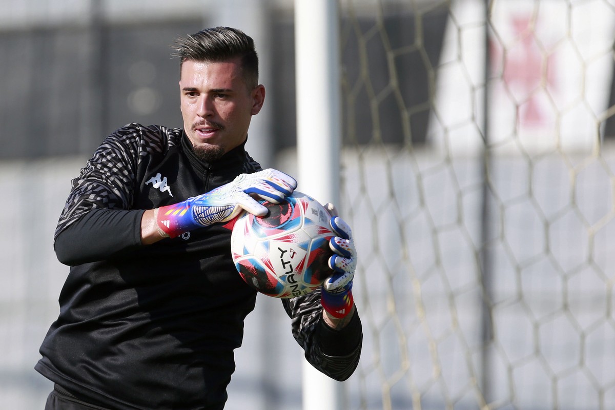 Inter Signs Goalkeeper Ivan from Corinthians to Bolster Squad for ...