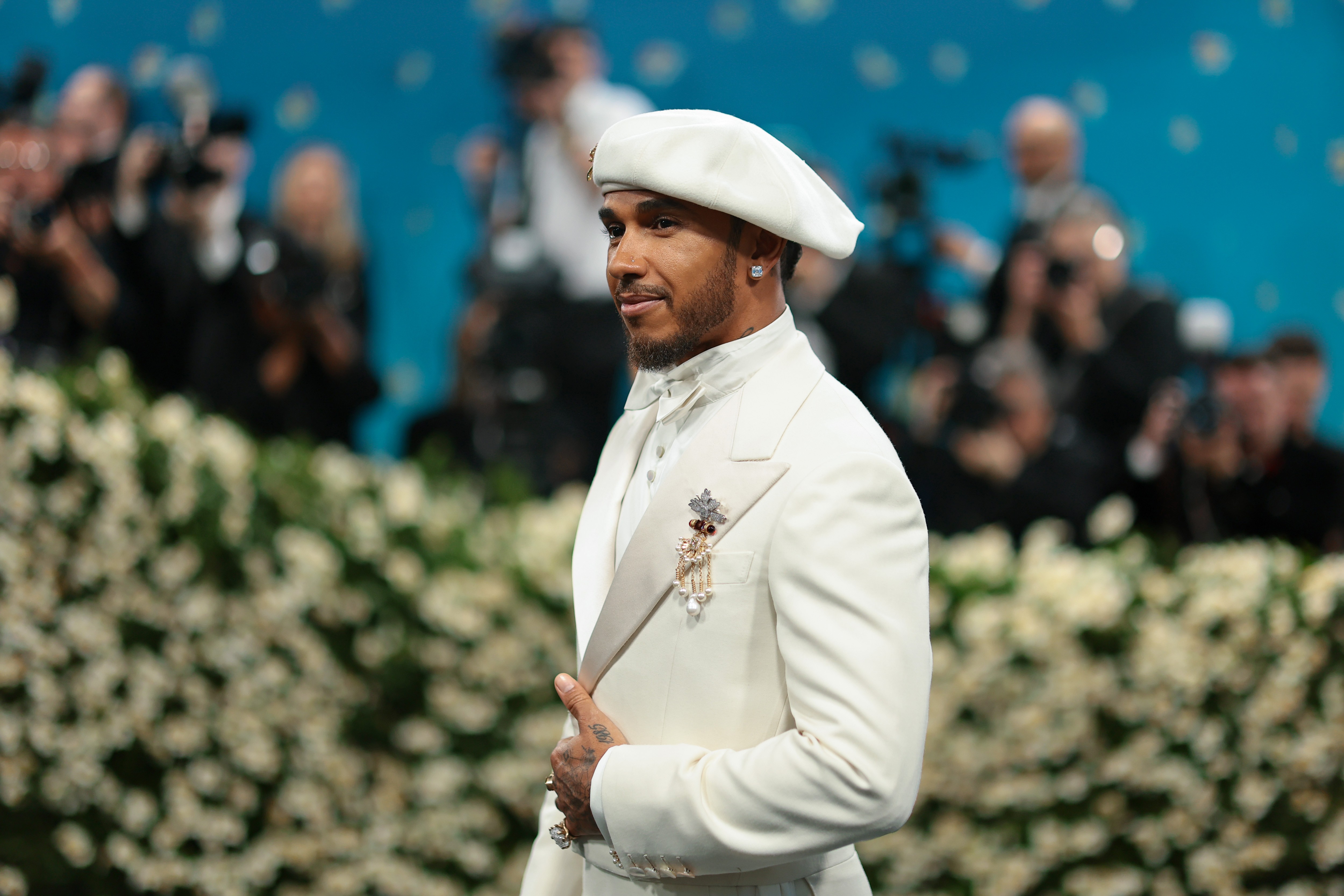 Lewis Hamilton brilha no Met Gala 2025; veja fotos | Ge