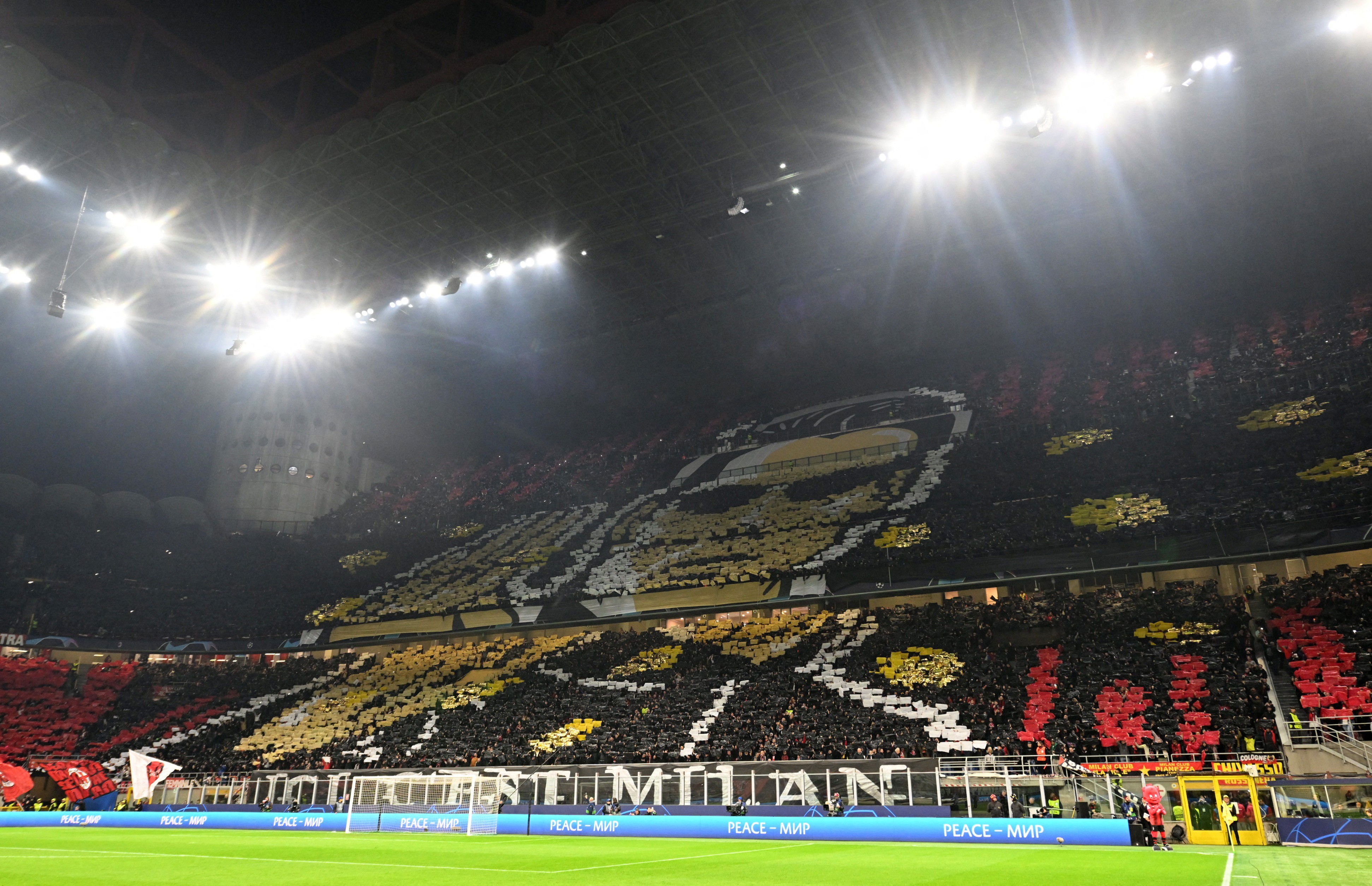 FOTOS: Torcida do Milan faz mosaico “Matrix” e provoca o PSG | Ge