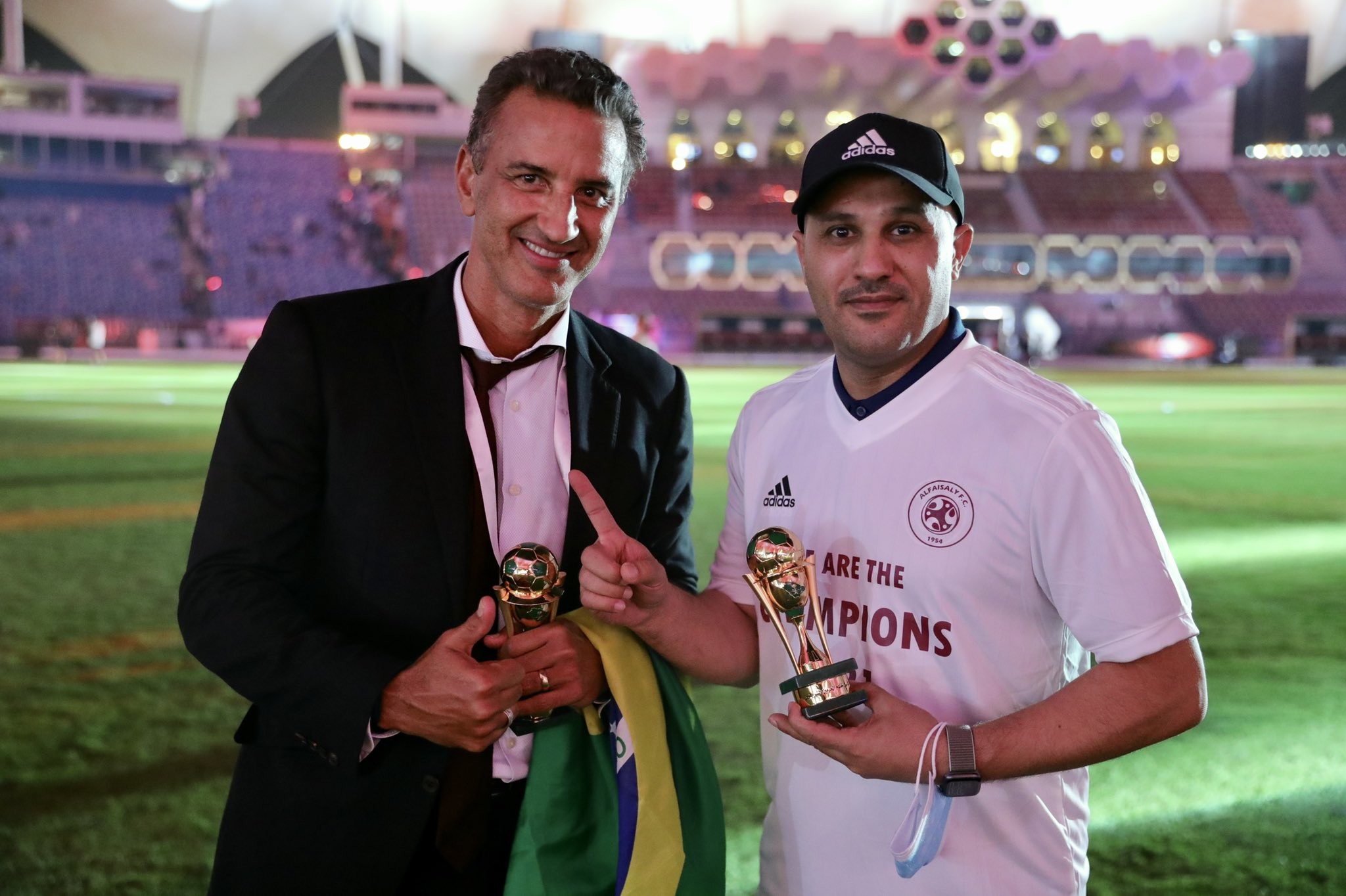 Lembra dele? Péricles Chamusca ganha primeiro título de clube árabe e ...