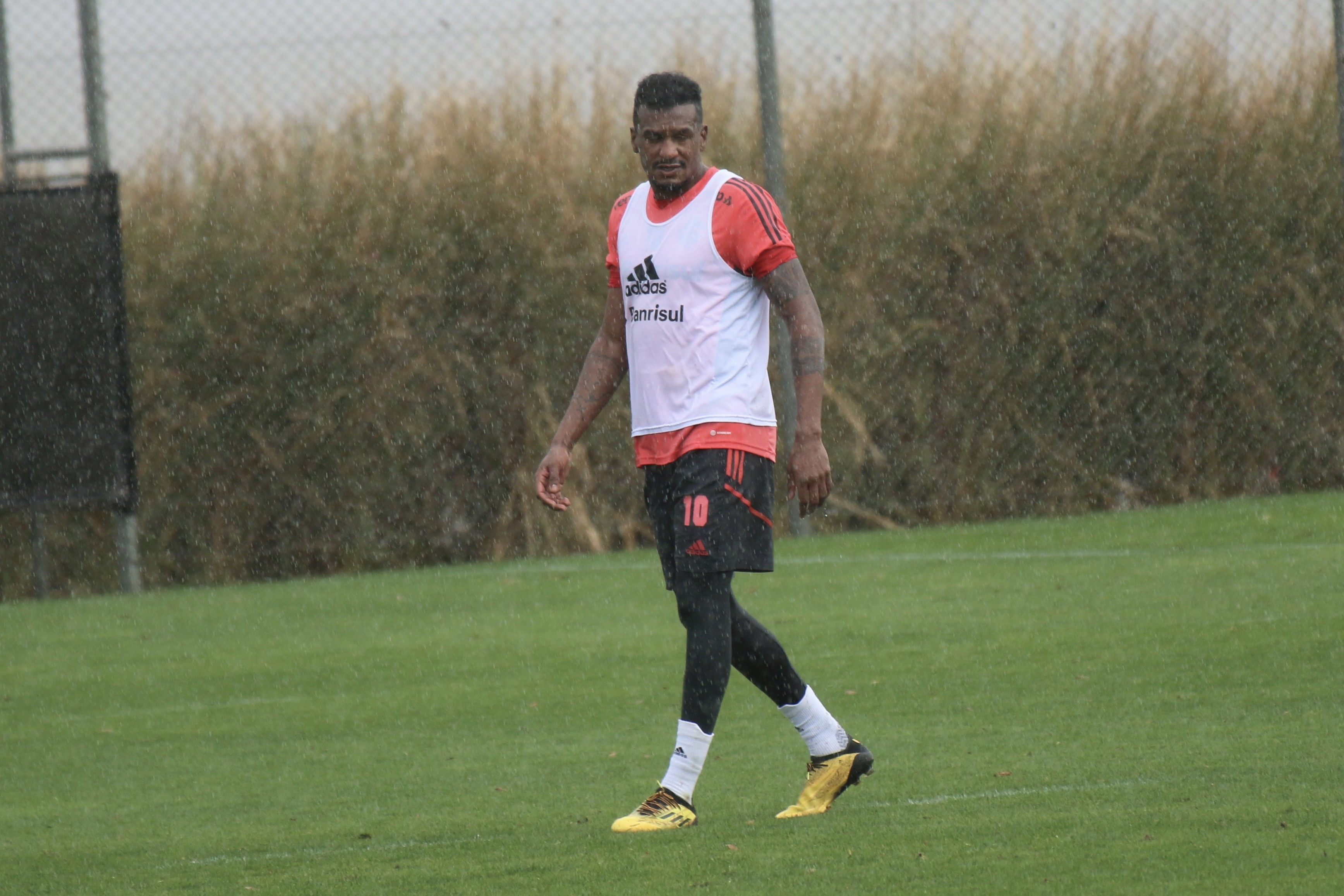 Edenilson passa por procedimento e desfalca o Inter na reapresentação | Ge