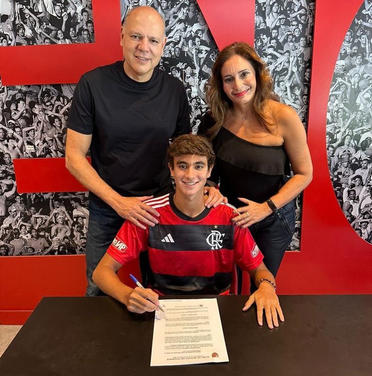 Volante Luís Guilherme, de 16 anos, assina seu primeiro contrato profissional com o Flamengo