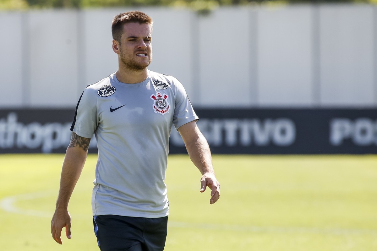 Com disputa acirrada no meio do Corinthians, Ramiro estreia na posição ...